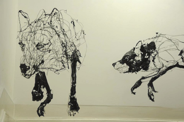 有刺鉄線と亜鉛メッキ線の彫刻*Insteading | ICIB Information